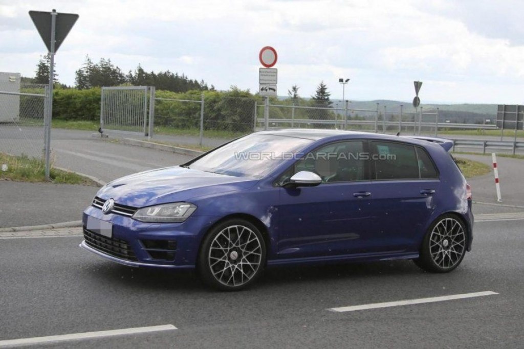 Volkswagen впервые «показал» Golf R420. Шпигунські фото автомобілів