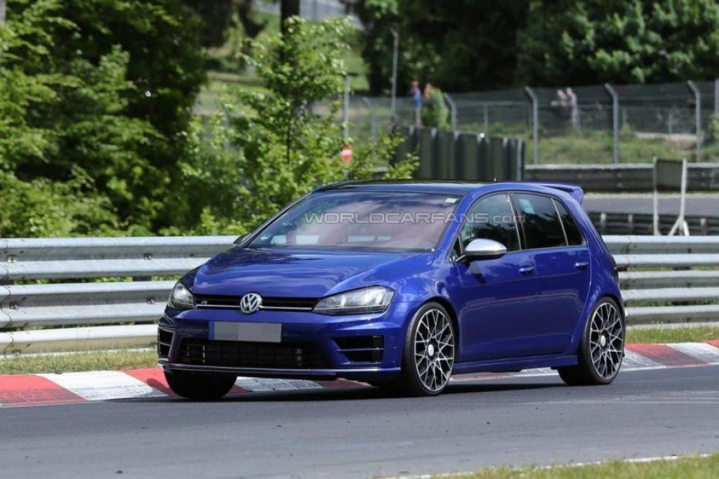 Volkswagen впервые «показал» Golf R420. Шпигунські фото автомобілів