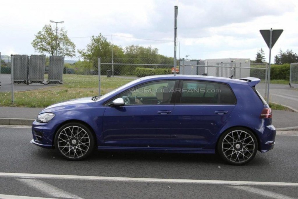 Volkswagen впервые «показал» Golf R420. Шпигунські фото автомобілів
