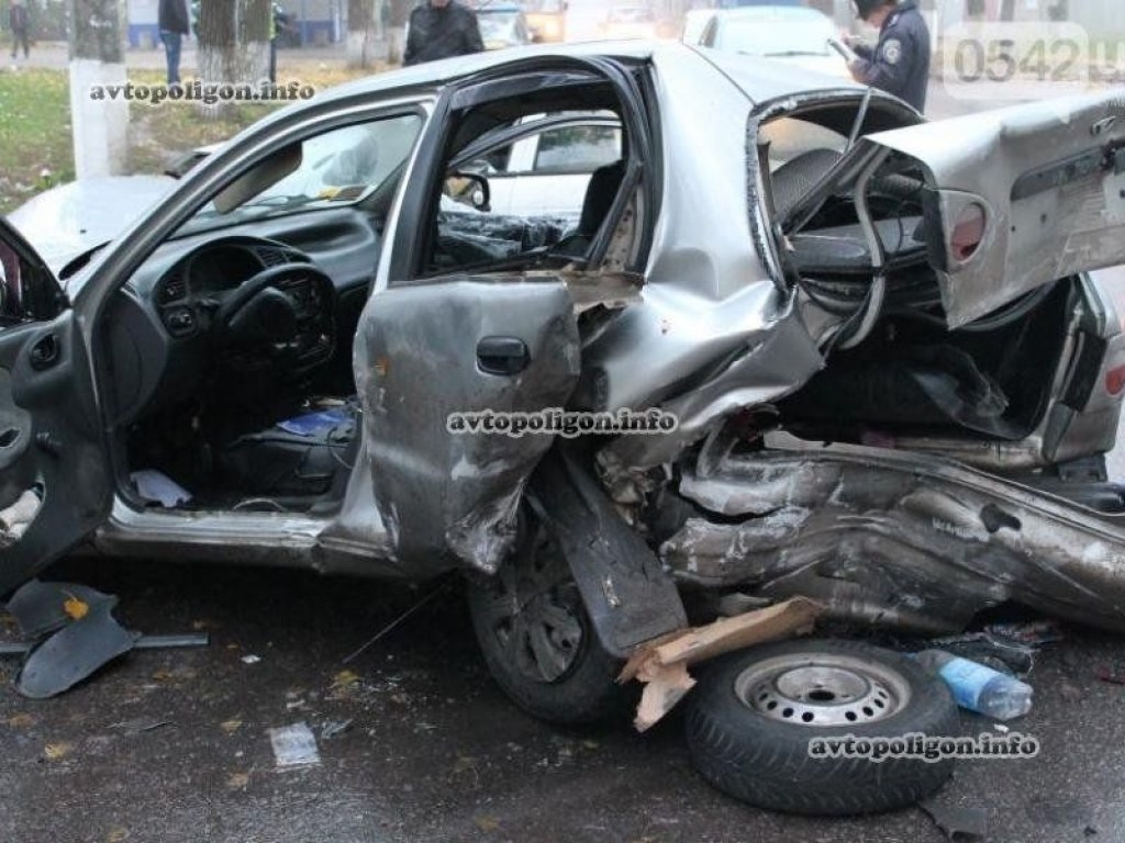 ДТП в Сумах: Kia Sephia отбросила припаркованный Daewoo Lanos на столб ...