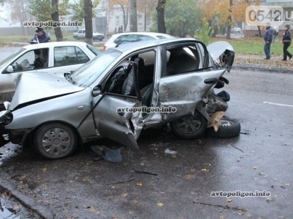 ДТП в Сумах: Kia Sephia отбросила припаркованный Daewoo Lanos на столб ...