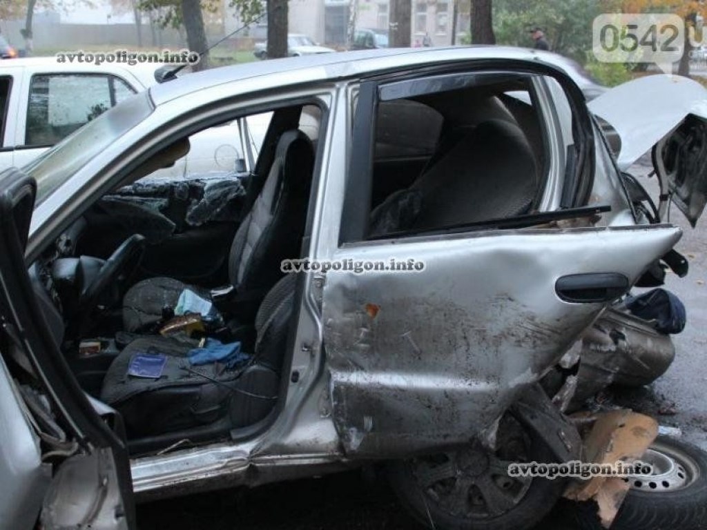 ДТП в Сумах: Kia Sephia отбросила припаркованный Daewoo Lanos на столб ...